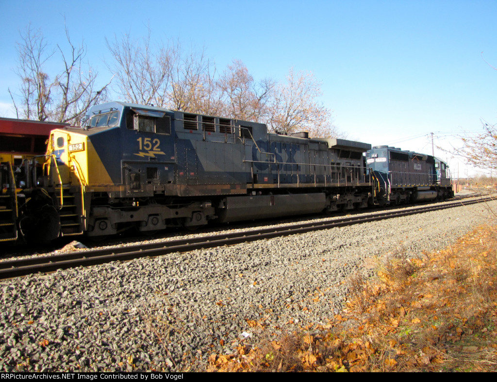 CSX 152 and HLCX 7195